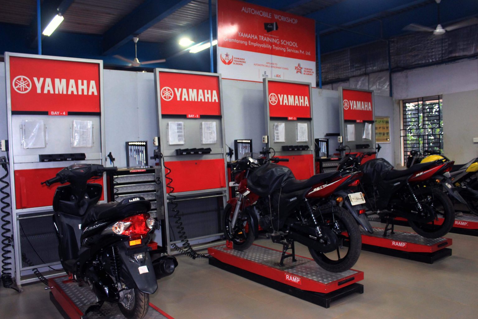 Light Motor Vehicle with Gears Action Learning Lab: Yamaha - Centurion