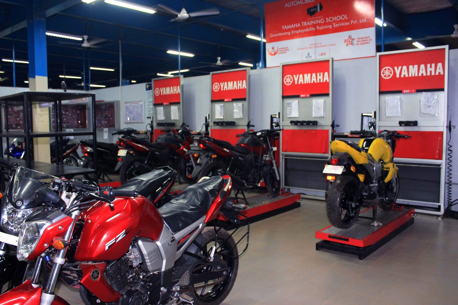 Light Motor Vehicle with Gears Action Learning Lab: Yamaha - Centurion